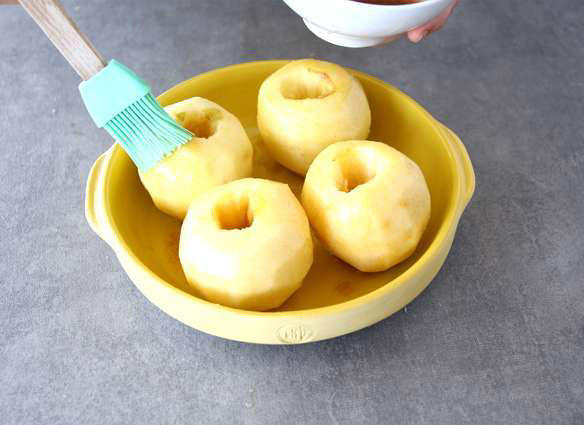 Oven-baked apples with cinnamon