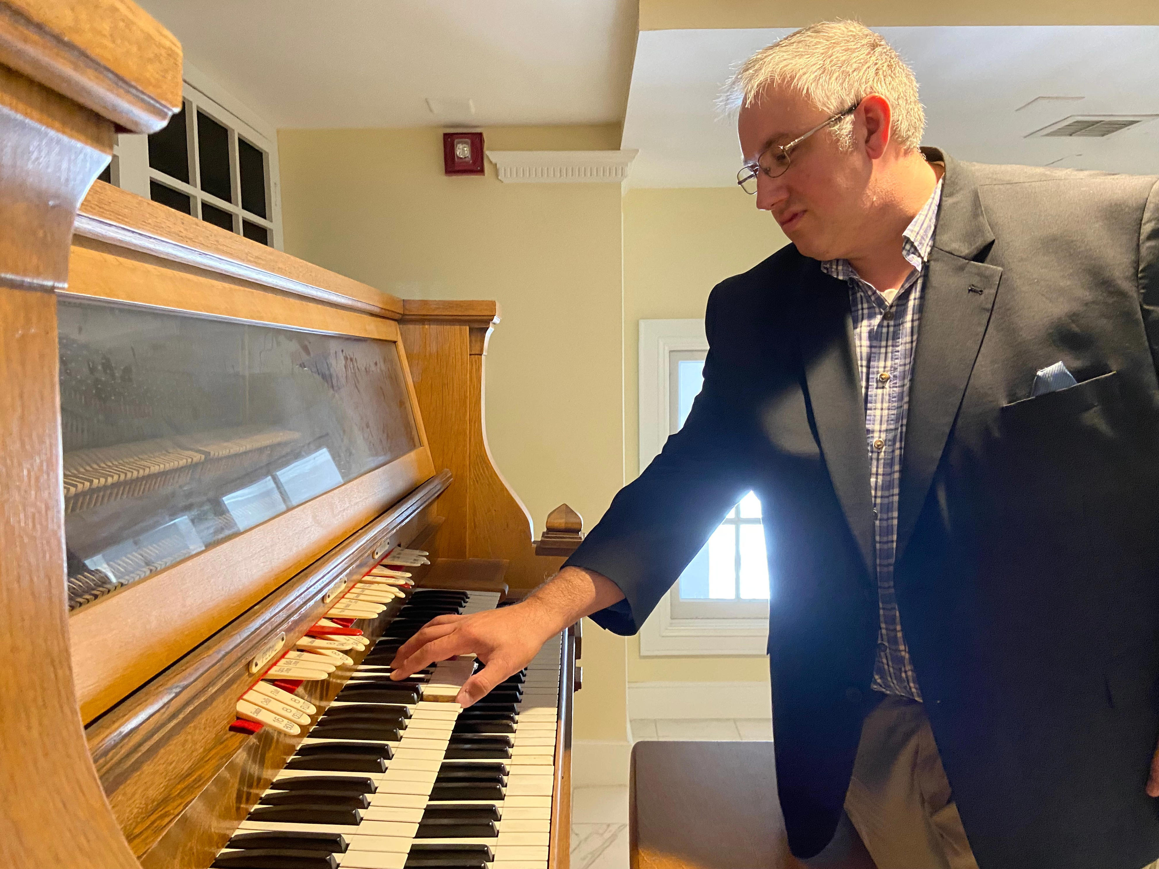 Meet Robert Lent, who restored the 1924 Wurlitzer organ at Hotel 24 ...