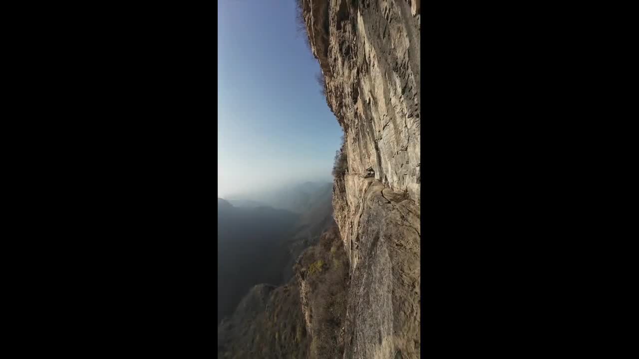 Daring walk along cliff edge of “One Meter Cliff,” Hebei, China