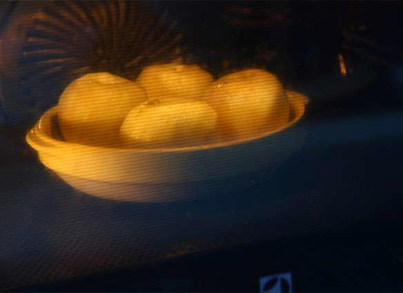 Oven-baked apples with cinnamon