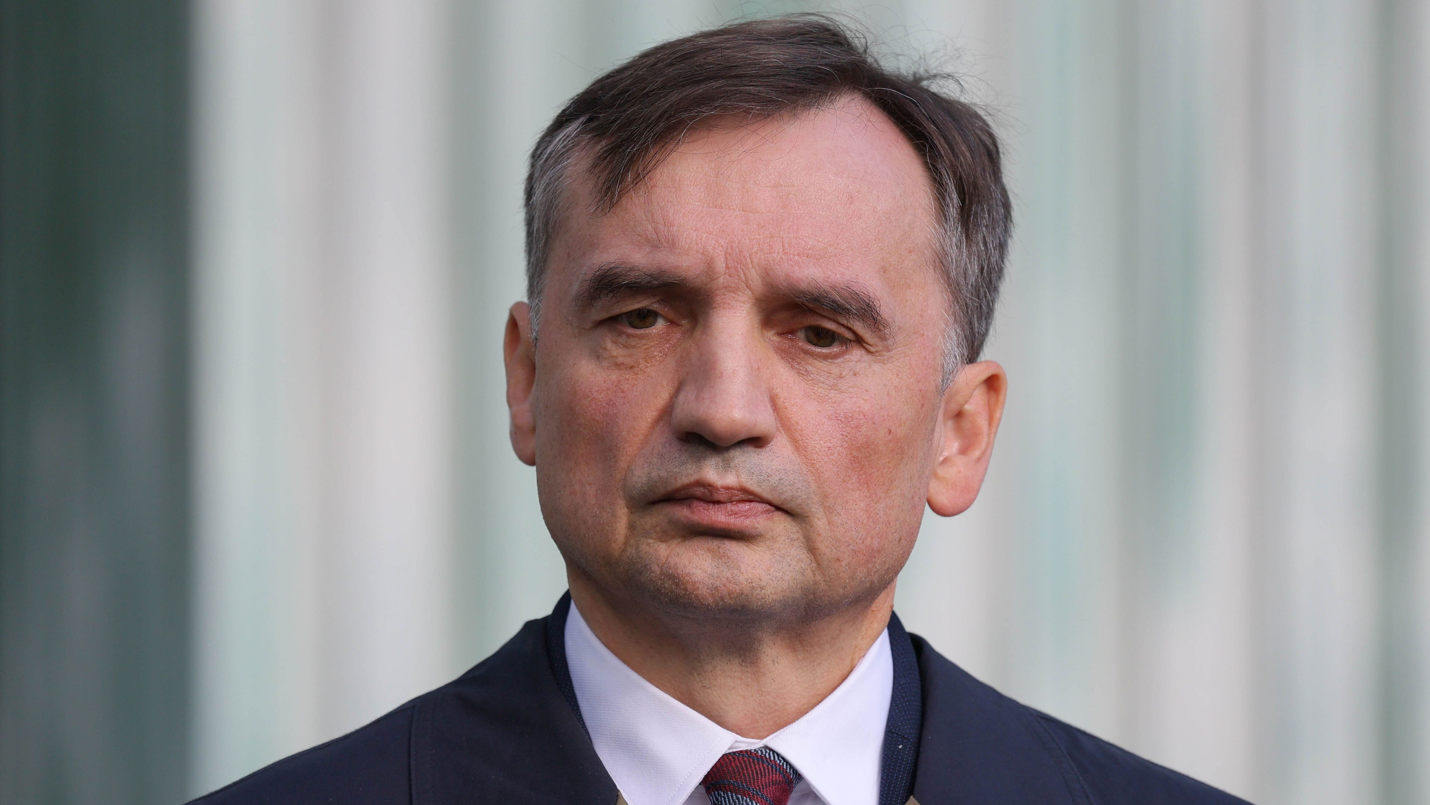 Politycy ostro o Zbigniewie Ziobrze. "Chowa się pod spódnicą Viktora ...