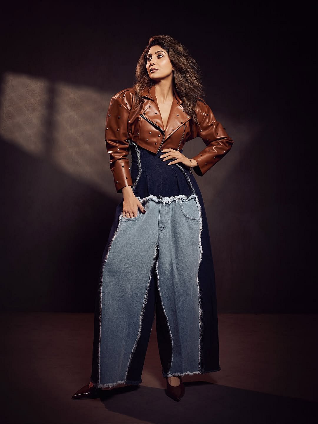 Shilpa Shetty Looks Effortlessly Stylish In Cropped Leather Jacket ...