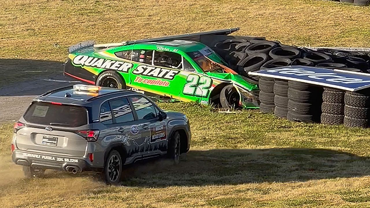 Safety car accidentally hits crashed car during 2025 NASCAR Mexico ...