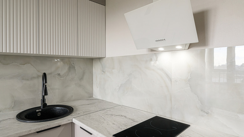 The Marble Alternative That Makes Cleaning The Backsplash So Much Easier
