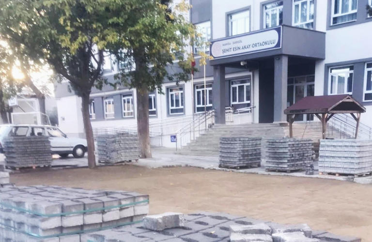 Okul bahçesine parke döşenmeye başladı