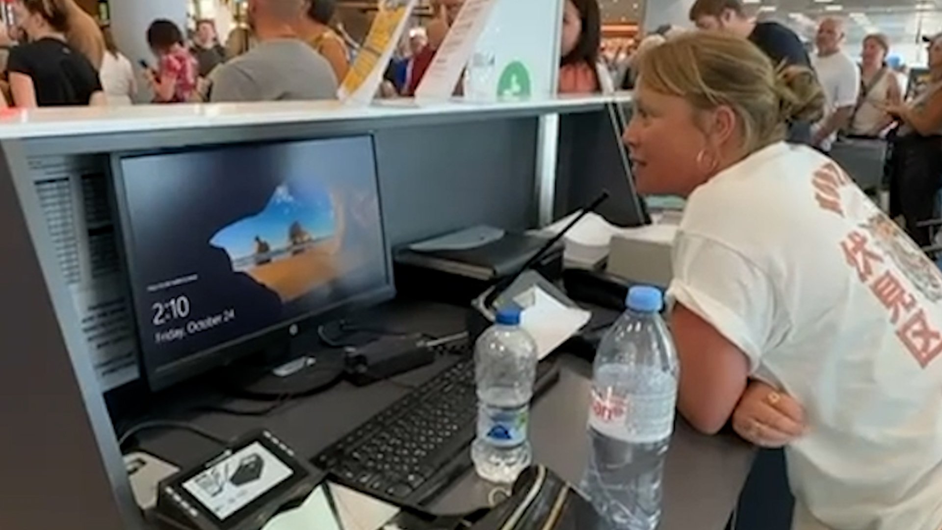 Elle prend le contrôle du micro dans le hall de départ de l’aéroport et ...