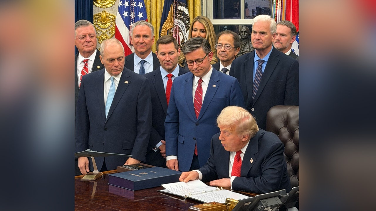 Government Shutdown 2025 Update: Trump signs bill, ending record 43 day ...