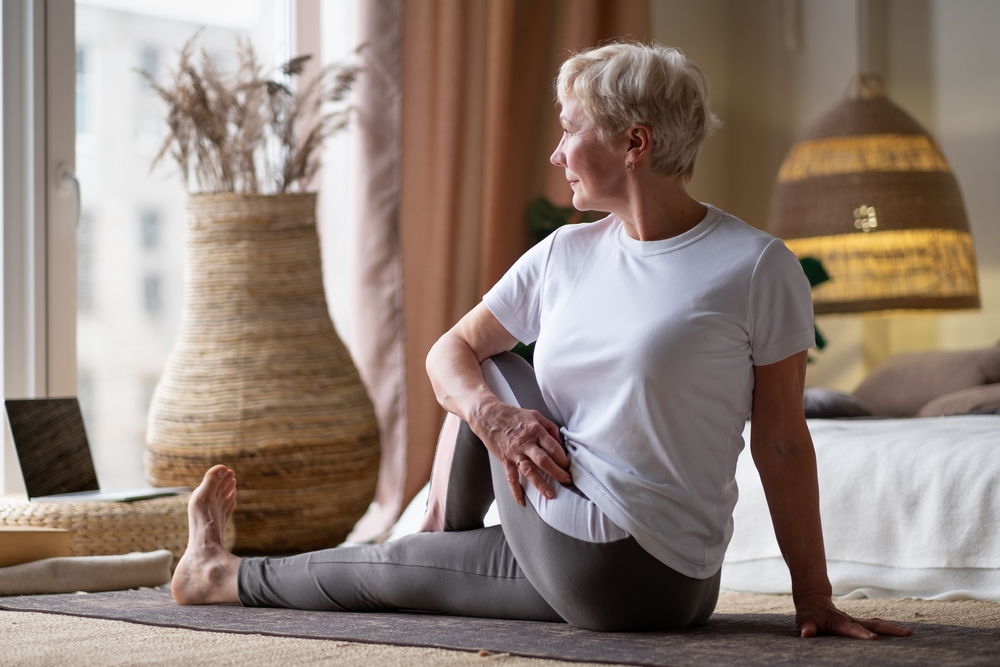 13 Yogaøvelser der kan lindre luft i maven og oppustethed