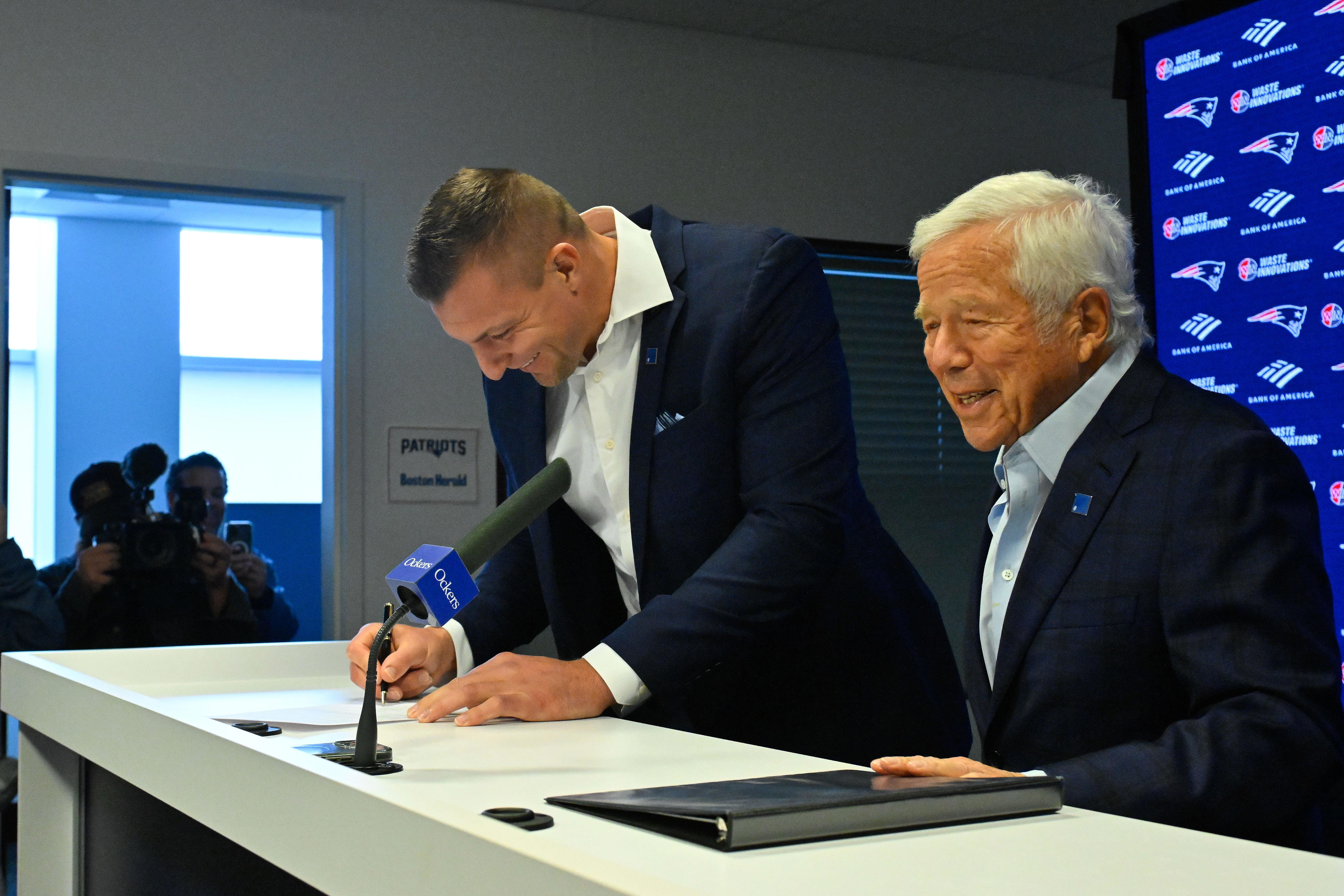 Why Patriots owner Robert Kraft jokingly asked Rob Gronkowski to sign a ...