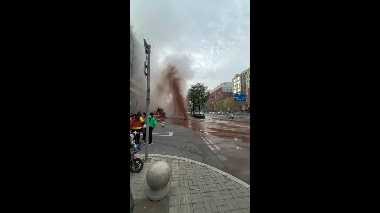 Burst sewage pipe floods city street in Shanxi, China