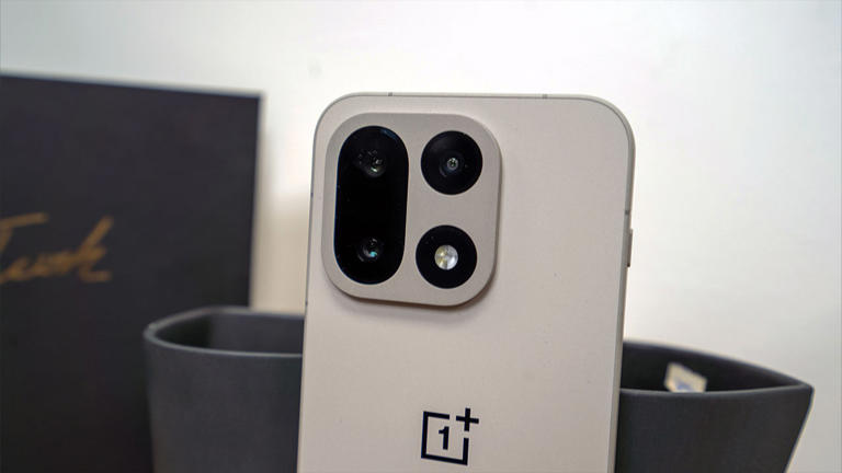 OnePlus 15 Smartphone Review