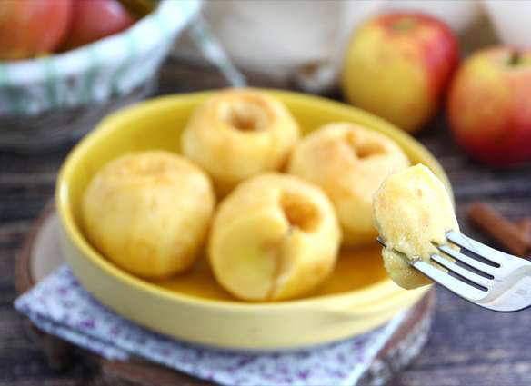 Oven-baked apples with cinnamon