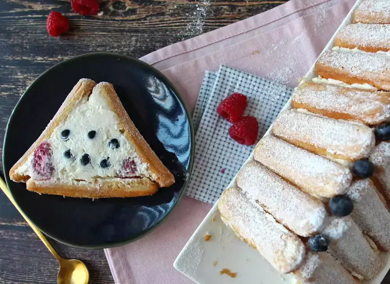 Nie potrzebujesz foremki, aby zrobić tę czerwoną owocową kłodę!