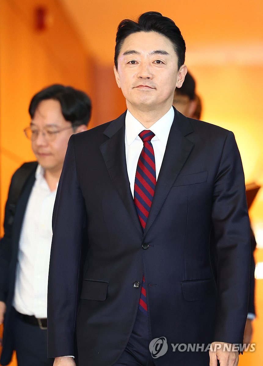 Lee's chief of staff departs for UAE for talks on economic ties