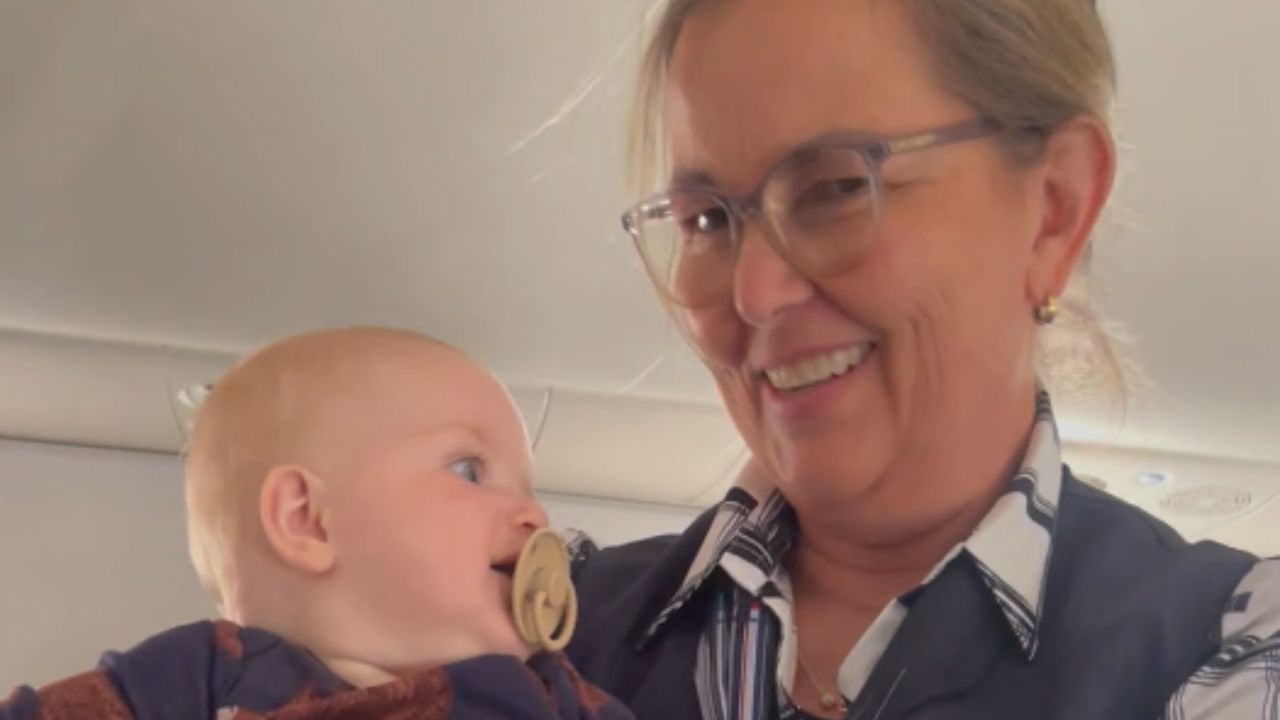 Super compassionate flight attendant helps calm passenger's baby down ...