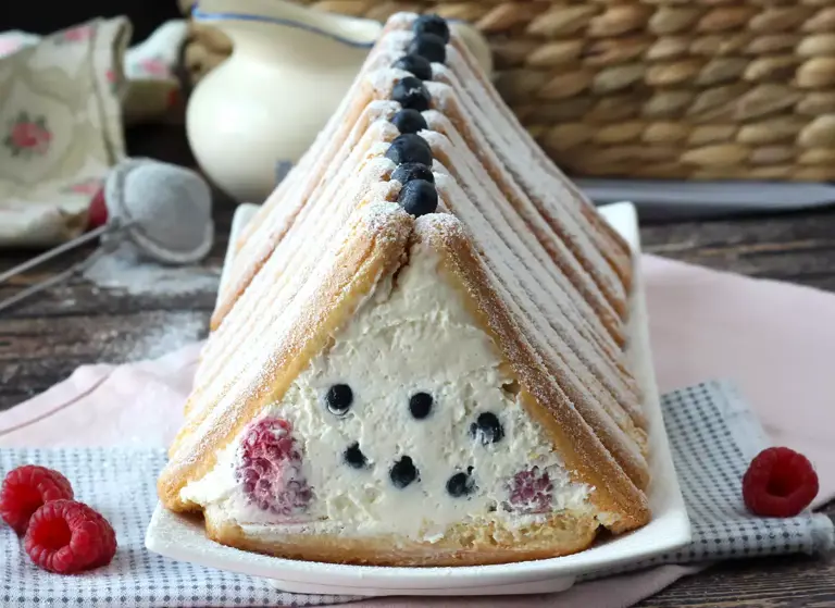 Nie potrzebujesz foremki, aby zrobić tę czerwoną owocową kłodę!