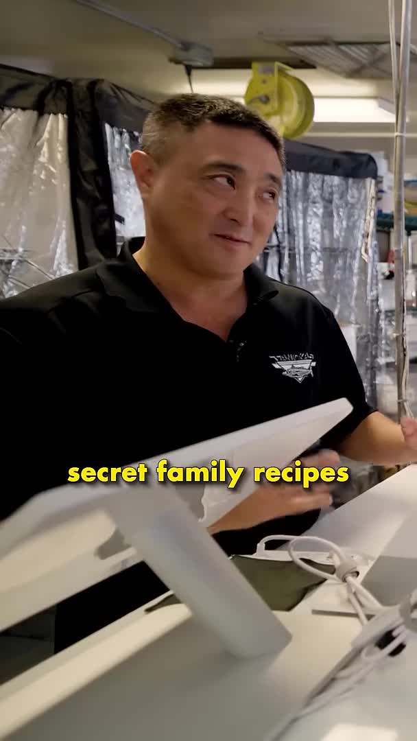 Two Brits try real Hawaiian poke for the first time!