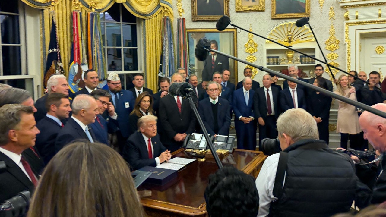 Government Shutdown 2025 Update: Trump signs bill, ending record 43 day ...