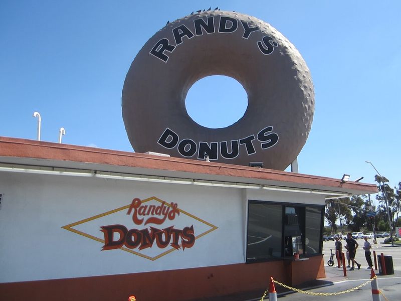 20 Iconic Roadside Restaurants Where the Neon Sign Actually Delivers