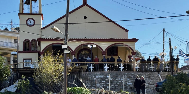 Αχαΐα: Ανείπωτος πόνος στην κηδεία του 4χρονου που σκοτώθηκε πέφτοντας ...