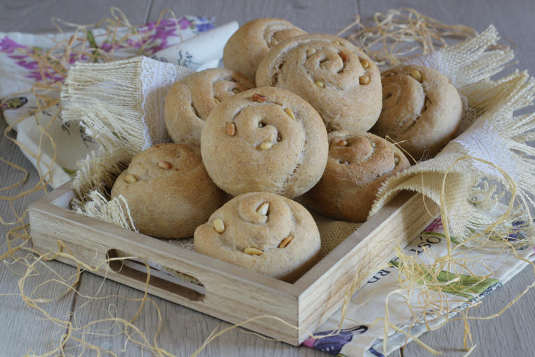 Wholemeal rolls with pine nuts