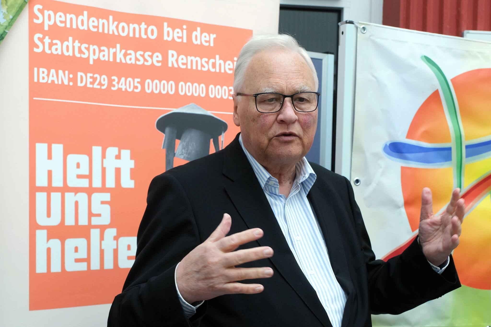Herr Boll, warum eigentlich Helft uns helfen?