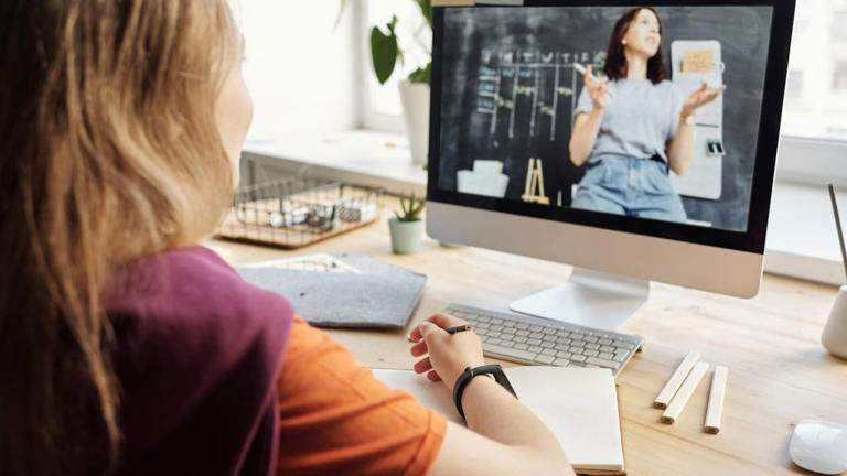 9 Online Jobs That Pay Cash the Same Day