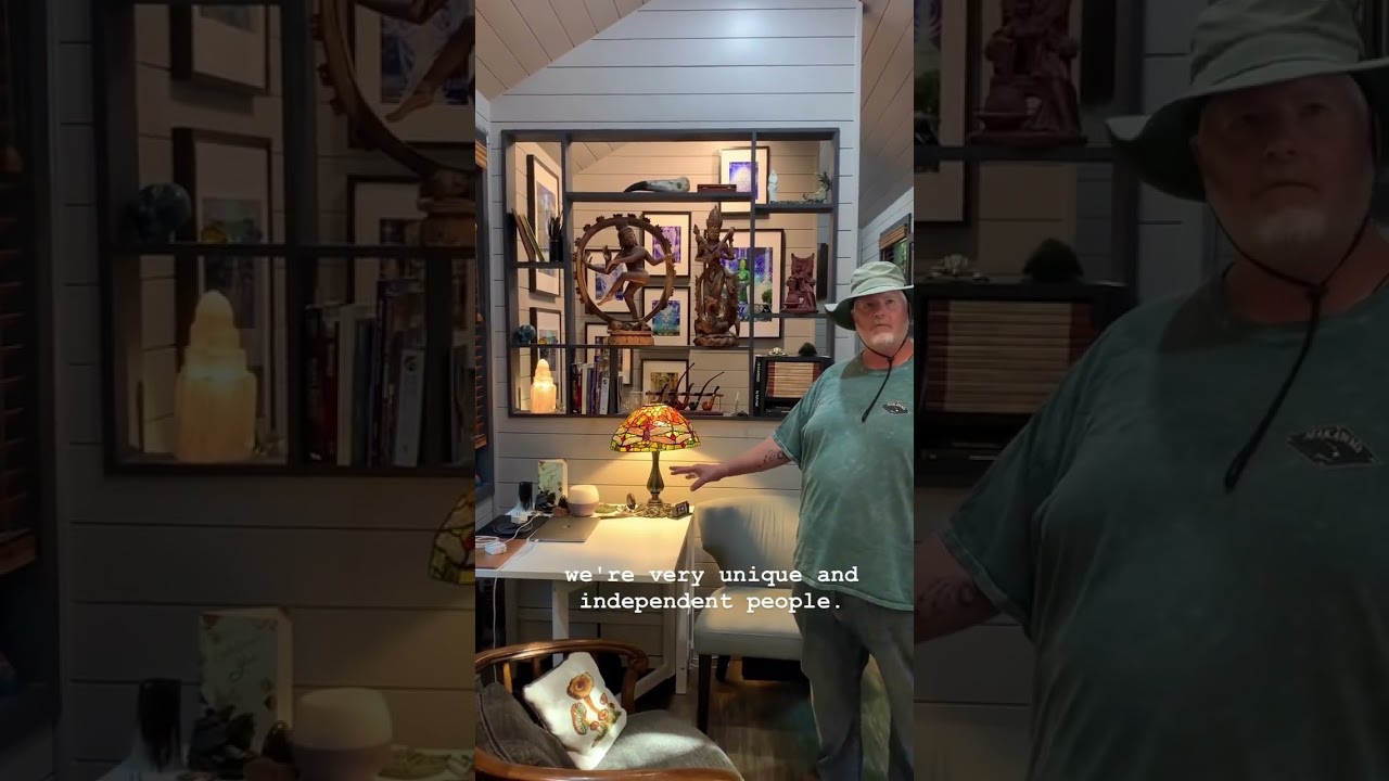 Meet the couple living happily in tiny houses💑