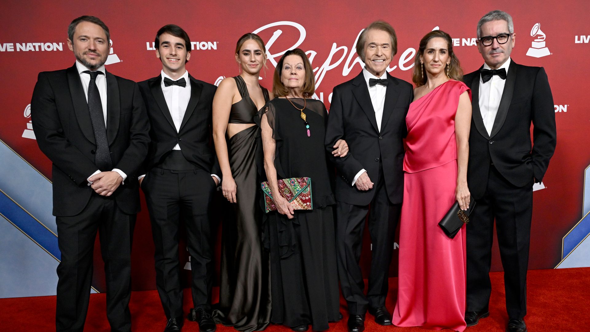 La gran noche de Raphael arropado por Natalia Figueroa, sus hijos y ...