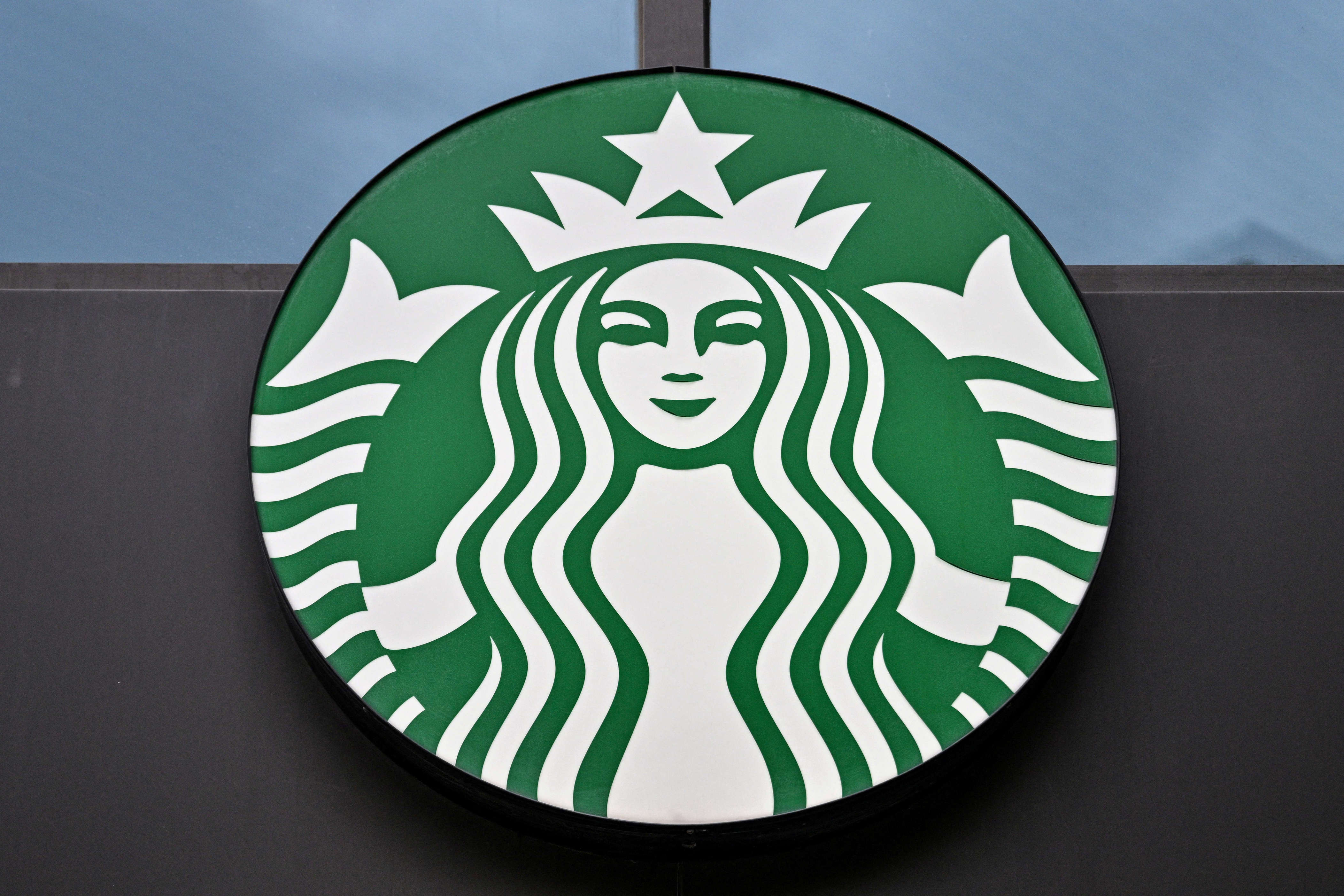 It's Red Cup Day at Starbucks. Here's how to get a reusable holiday cup ...