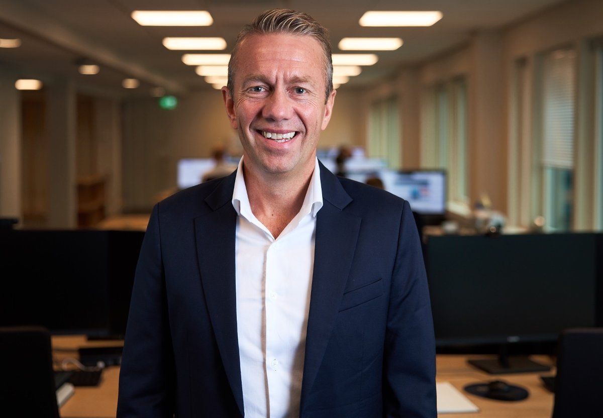 Mistet jobben etter puppebilde: Vant i retten