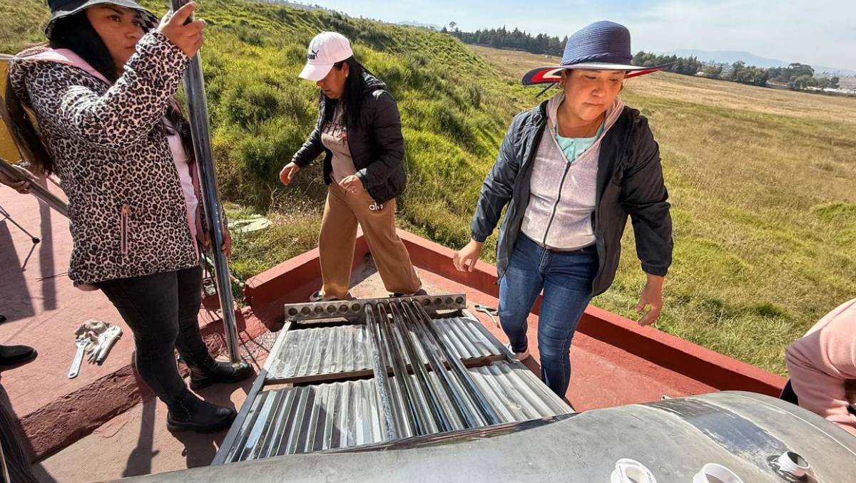 'Rompen' roles de género y aprenden plomería mujeres del Edomex