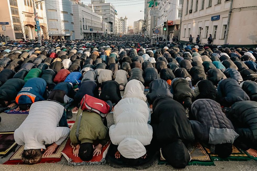 Russians fuming with Muslim migrants praying in public as Putin's ...