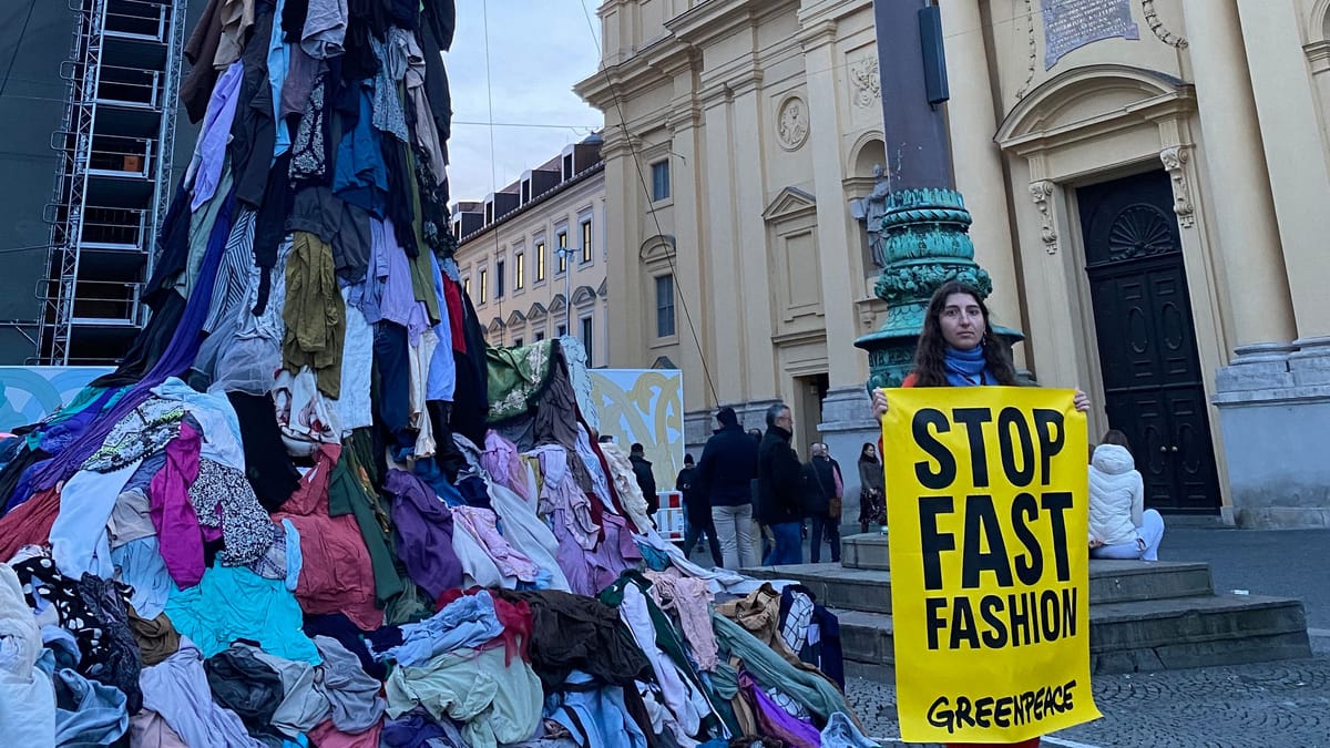 Greenpeace kippt 5-Meter-Wäscheberg auf Odeonsplatz