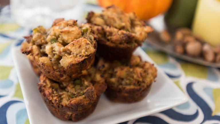 Rachael Ray's Method For Serving Stuffing Is A Thanksgiving Essential