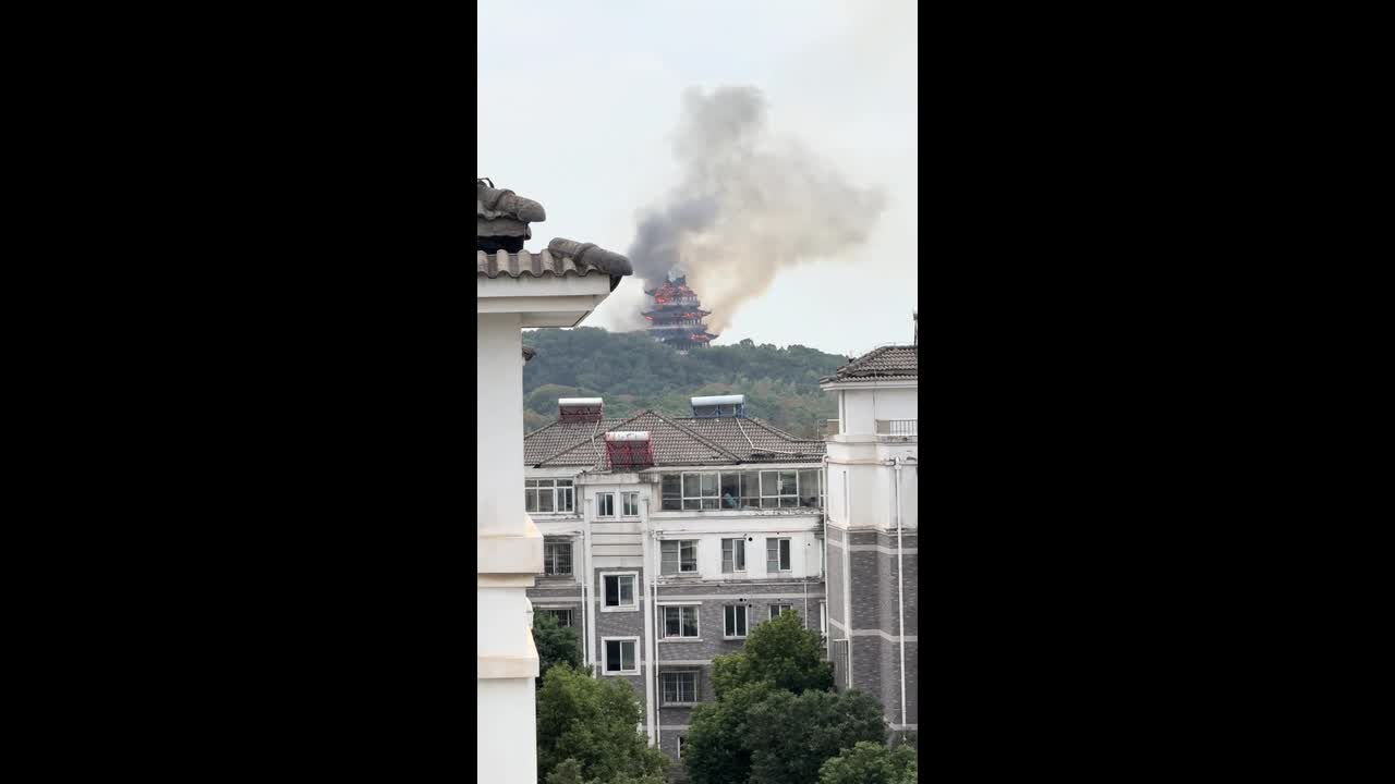 Fire engulfs pagoda at Yongqing Temple in Zhangjiagang, China