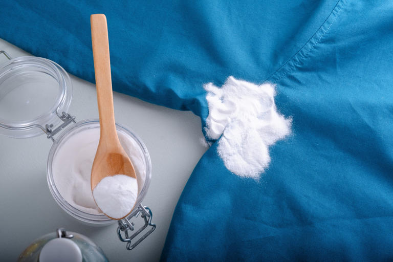 Mezclar una parte de vinagre con 2 de bicarbonato: para qué sirve y por ...