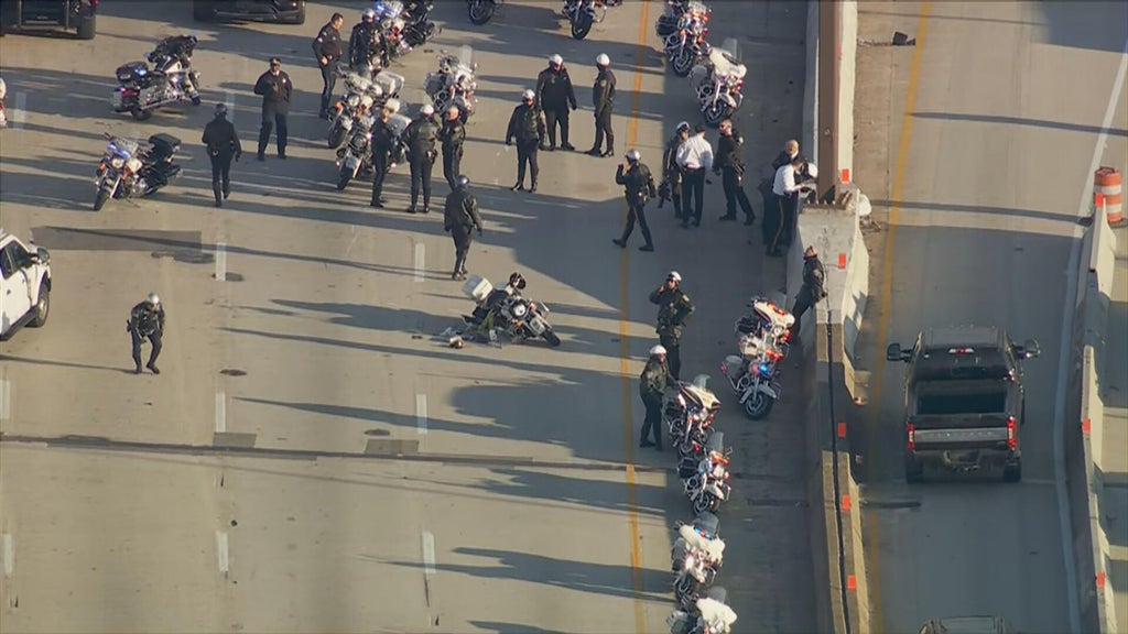 2 police officers fall off motorcycles in crash on I-95 in Philadelphia ...