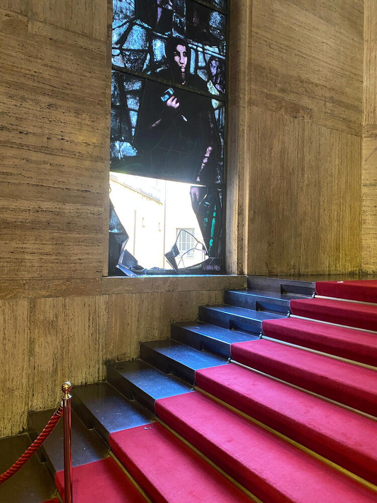 L’assessore sardo Emanuele Cani inciampa e distrugge una vetrata del ...