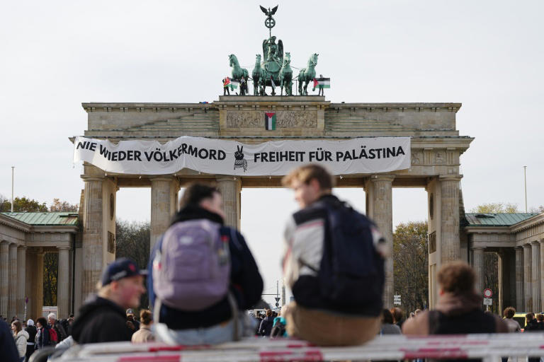 Pro-Palestinian activists use lift to scale Berlin's Brandenburg Gate