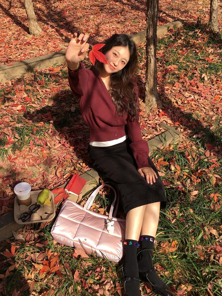 “단풍 막차”…정유진, 가을빛 아래 미소→따뜻한 오후 온기