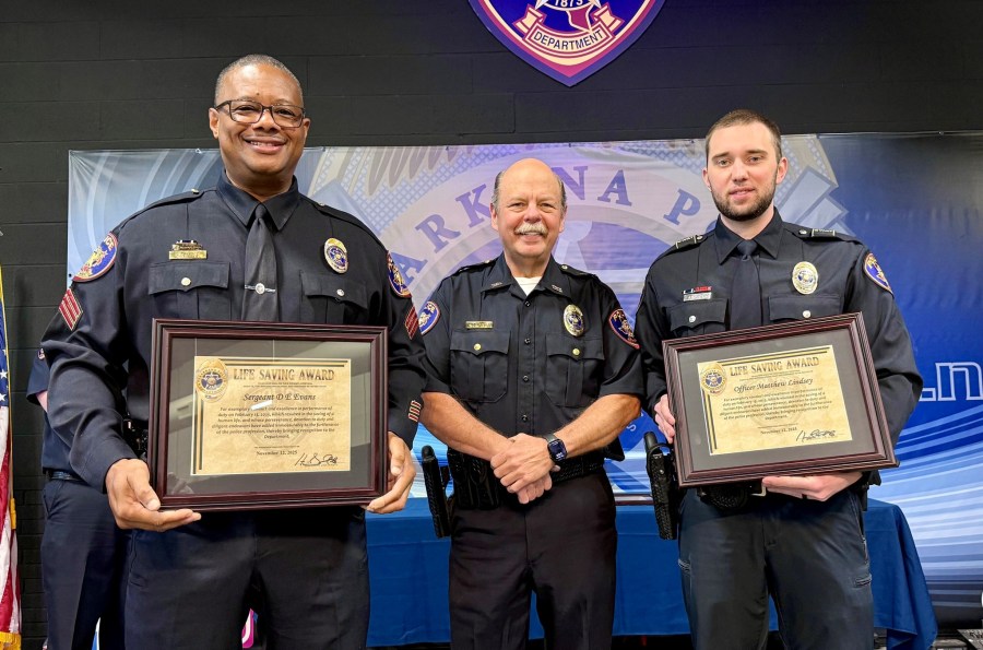 Officers who saved man whose hand was cut off by a sword, honored with ...