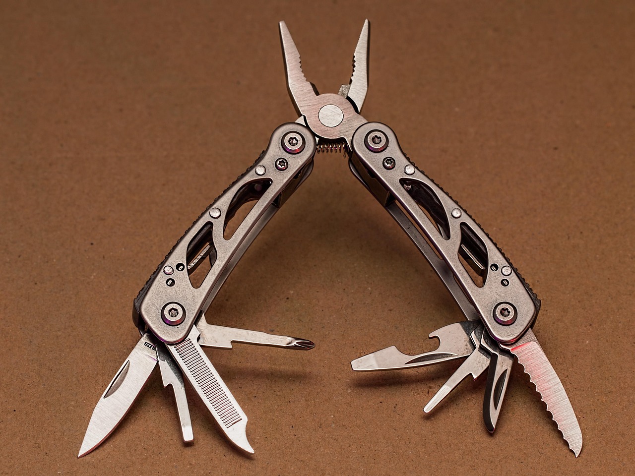 14 Essential Small Tools Every Experienced Hiker Packs