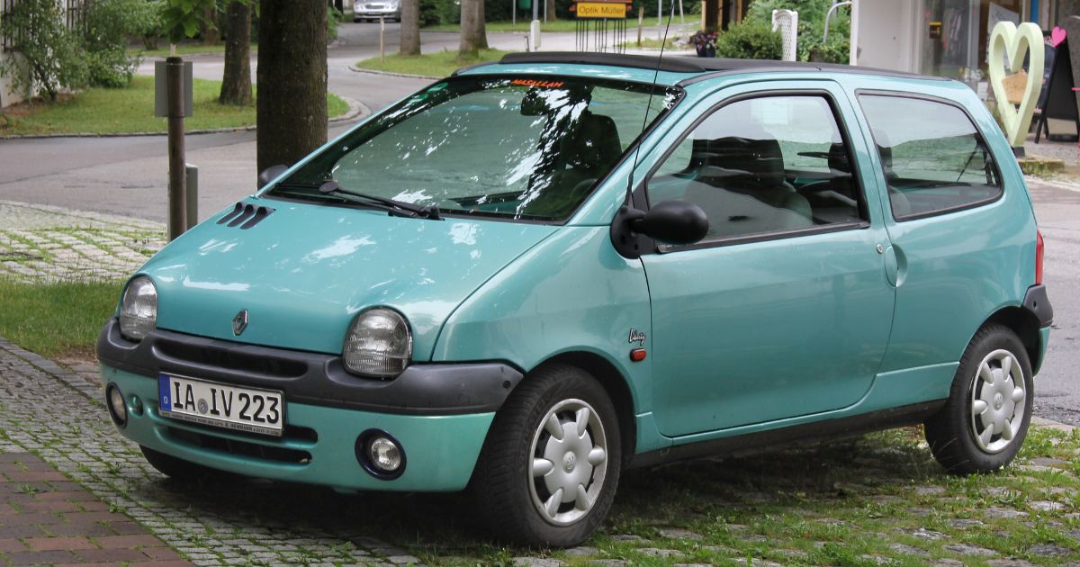 Ce fan de Twingo possède 99 voitures, la police l'a dans le viseur