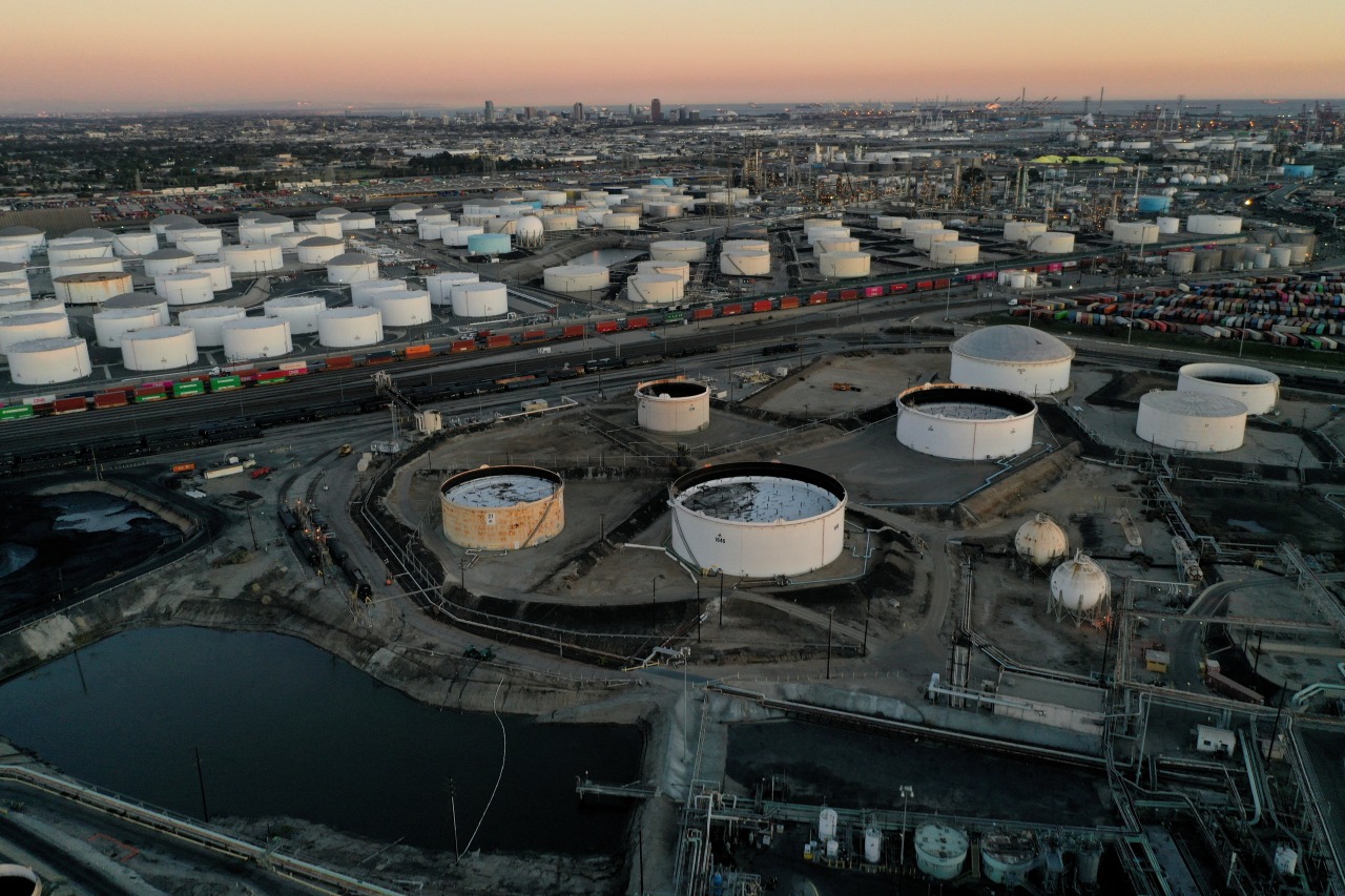 U.S. Crude Oil Stockpiles Rise as Production Hits Record
