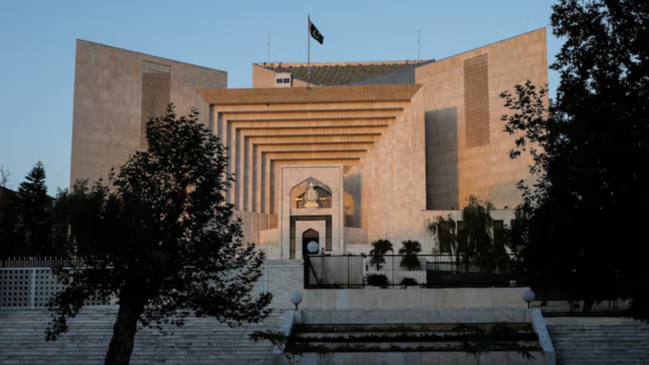 2 Pak judges resign after controversial amendment limits Supreme Court ...