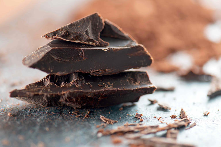 What happens to your blood sugar when you eat dark chocolate regularly?
