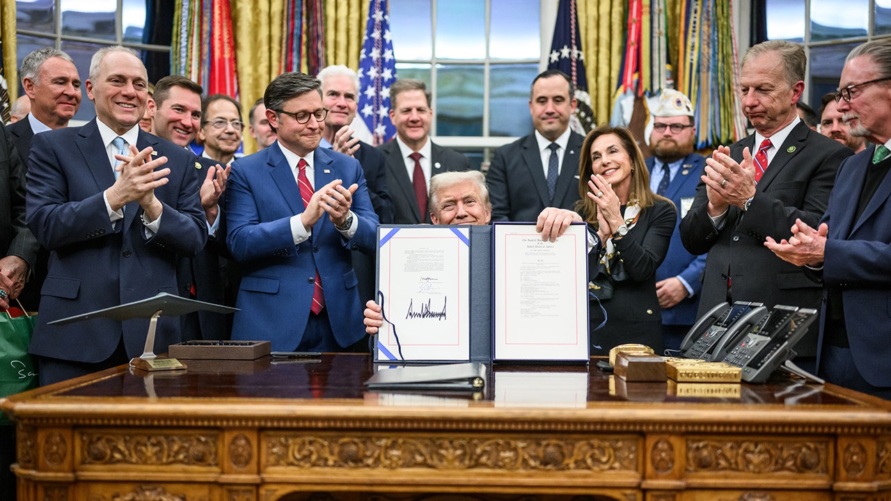 Government Shutdown 2025 Update: Trump signs bill, ending record 43 day ...