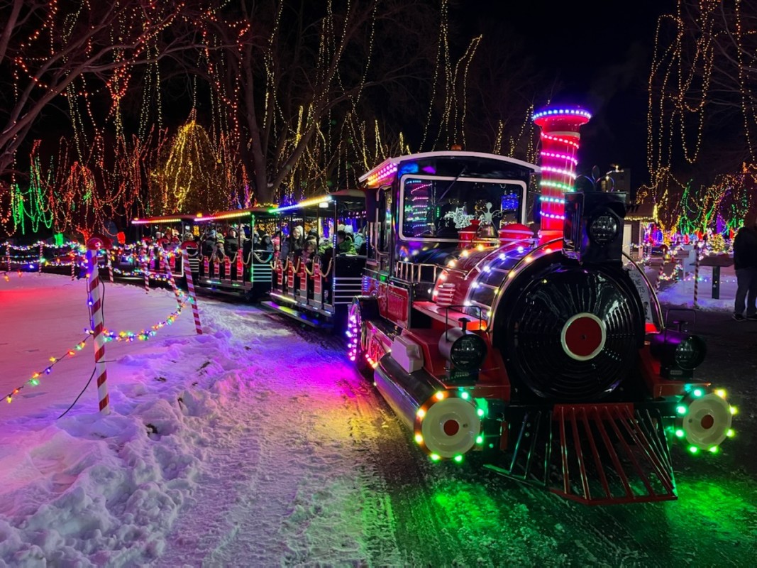 Minnesota's longest drive-through lights display revives its holiday ...