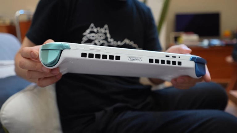 AYANEO mostra il Next II con chip Ryzen AI MAX 300: prime immagini ...